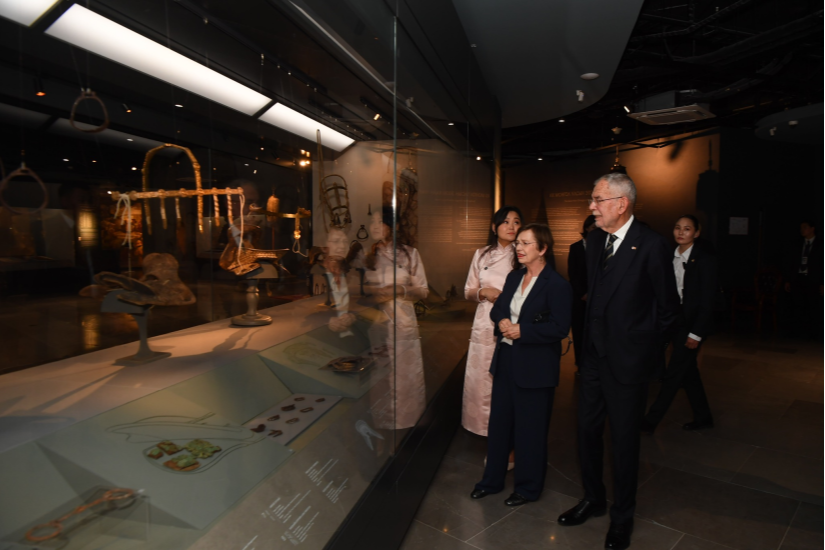 Австри улсын Ерөнхийлөгч гэргийн хамт Чингис хаан Үндэсний музейд зочлов